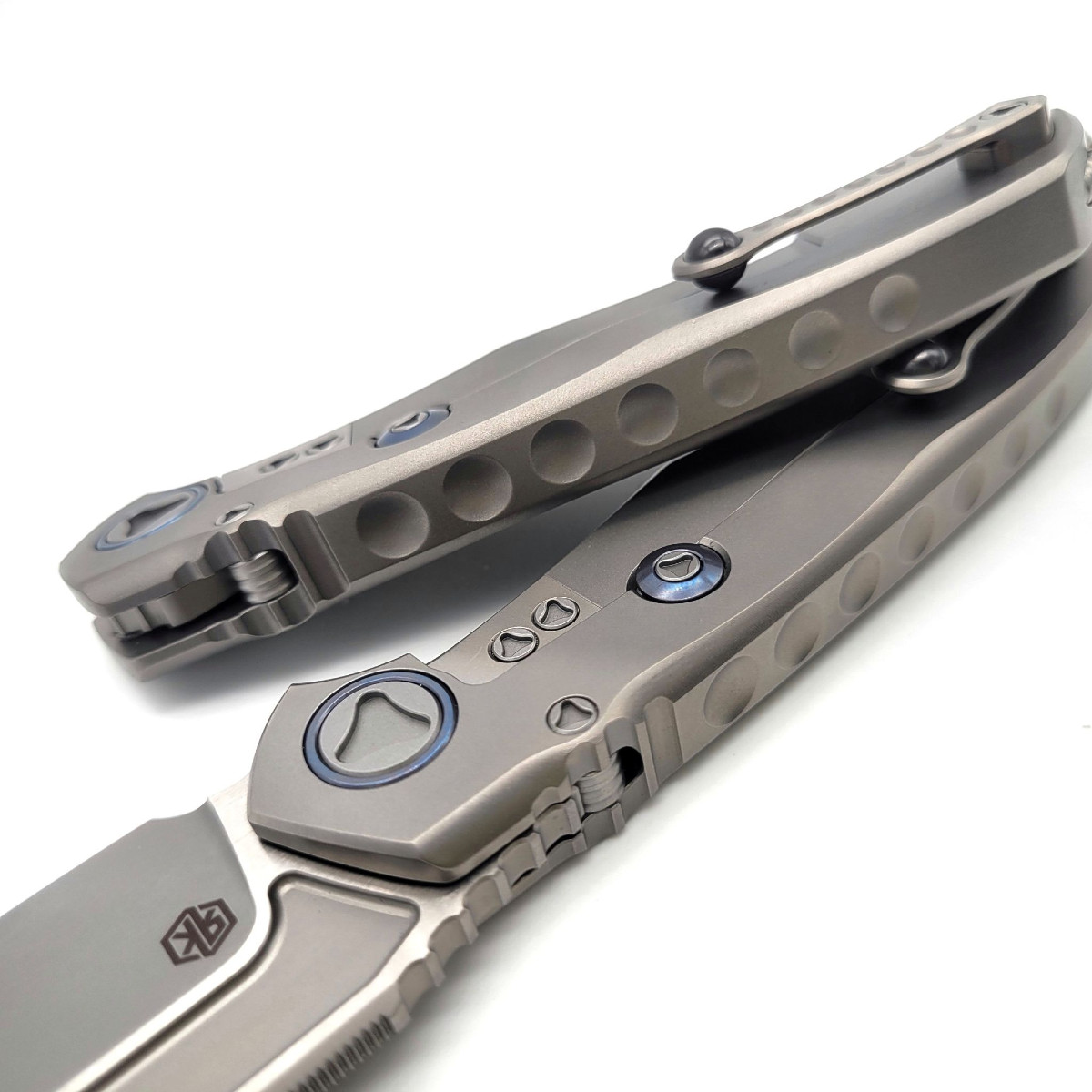 Zavírací Nůž Microtech Anax Titanium Blue Carbon 190C-7CFITI | Moskito.cz